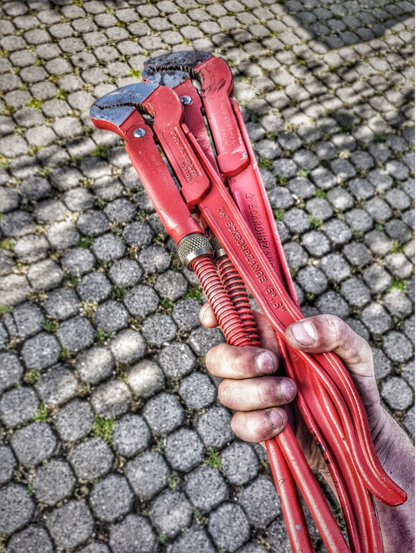 44 Handwerker zeigen: Dieses Werkzeug ist typisch für meinen Beruf ...