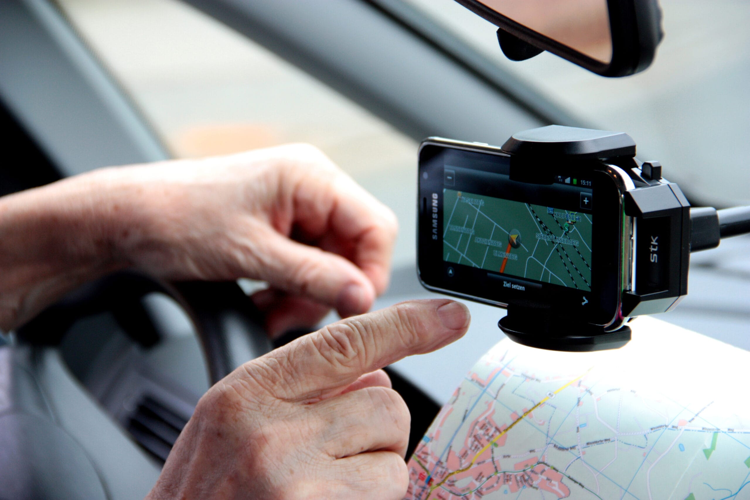 Smartphone: Des' Autos treuer Partner - dhz.net