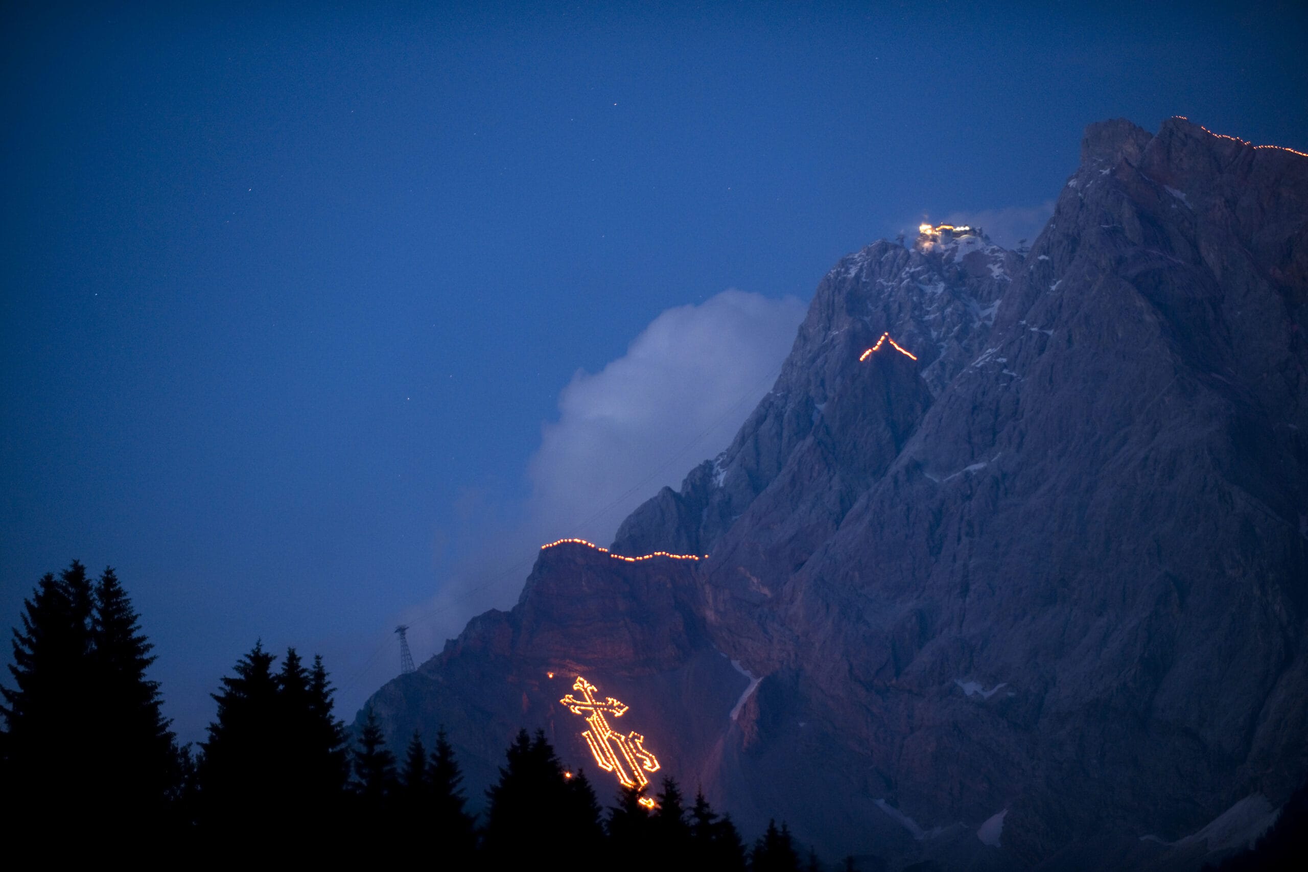 Berge in Flammen - dhz.net