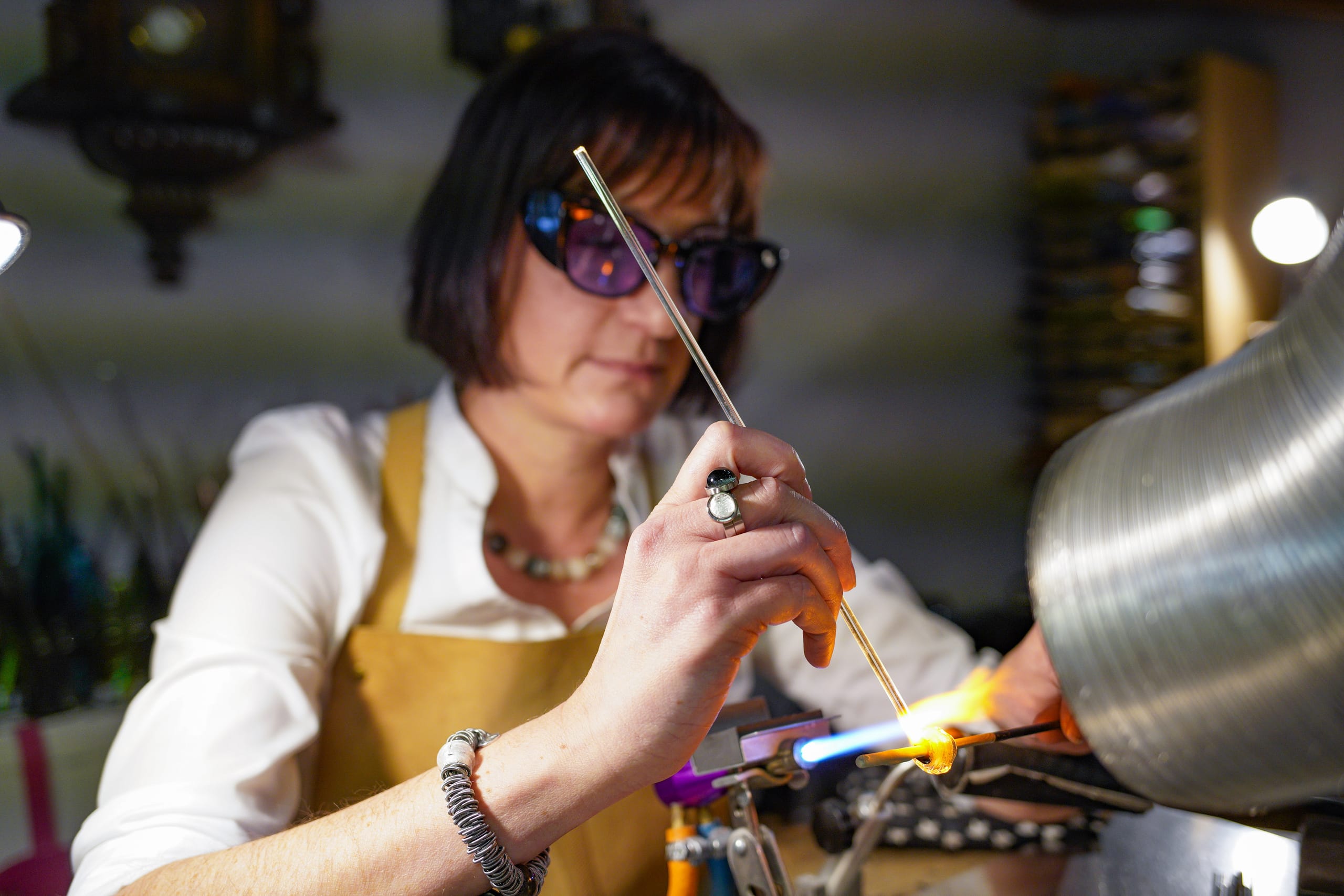 Eine Goldschmiedin, deren Leidenschaft das Glas ist - dhz.net