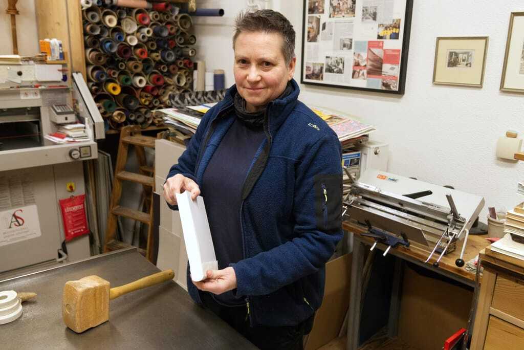 Die Buch-Heilerin: Neues Leben für zerfledderte Erinnerungsstücke - dhz.net