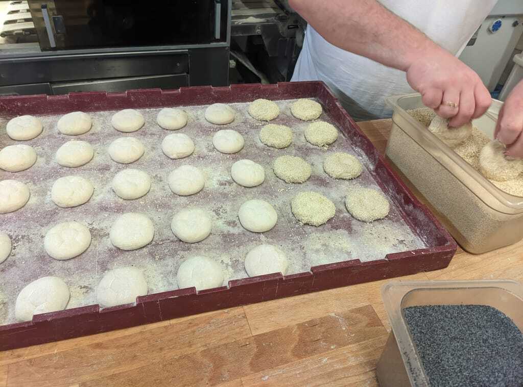 Traditionell und beliebt: Bäcker backt mit Großvaters Rezepten - dhz.net