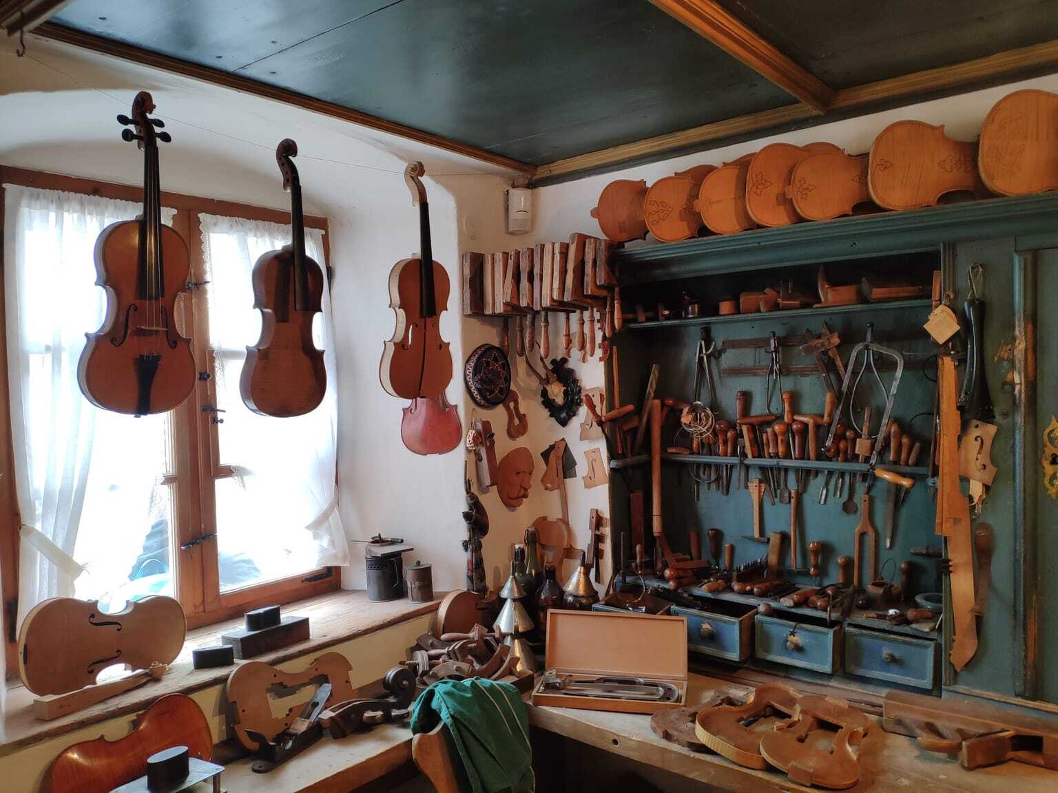 Geigenbau im Mittenwald: Wie ein Handwerk einen Ort prägt - dhz.net