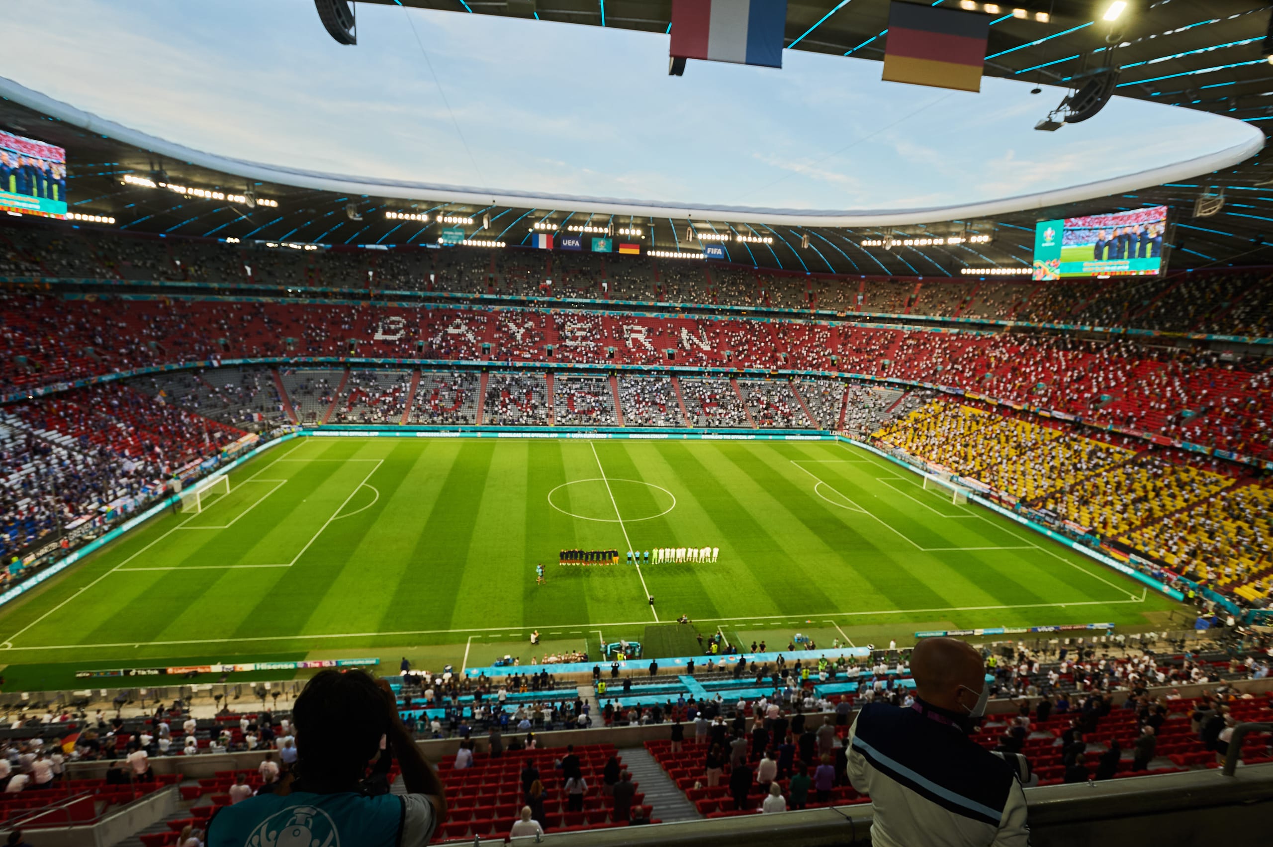 Geschäftsfreunde in VIP-Loge einladen: Das gilt steuerlich - dhz.net