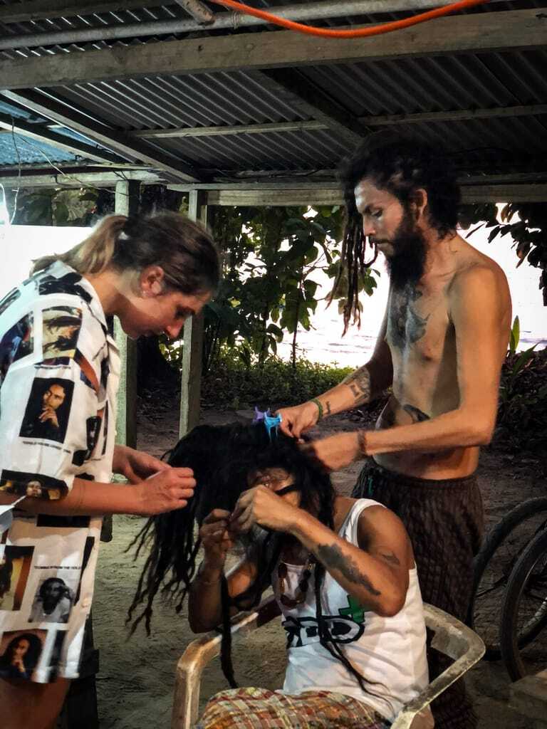 Mit Kamm und Schere um die Welt - dhz.net